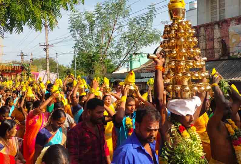 Devotees who took the milkmaid | பால்குடம் எடுத்து வந்த பக்தர்கள்