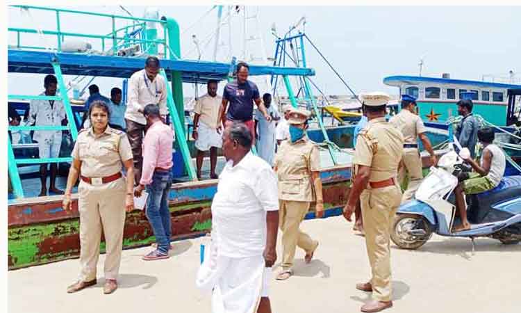 A team of officers inspected the ports | துறைமுகங்களில் அதிகாரிகள் ...