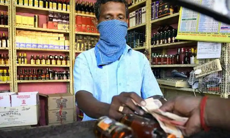 The farmer who hit the Tasmac employee with a bottle | கூடுதல் விலை ...