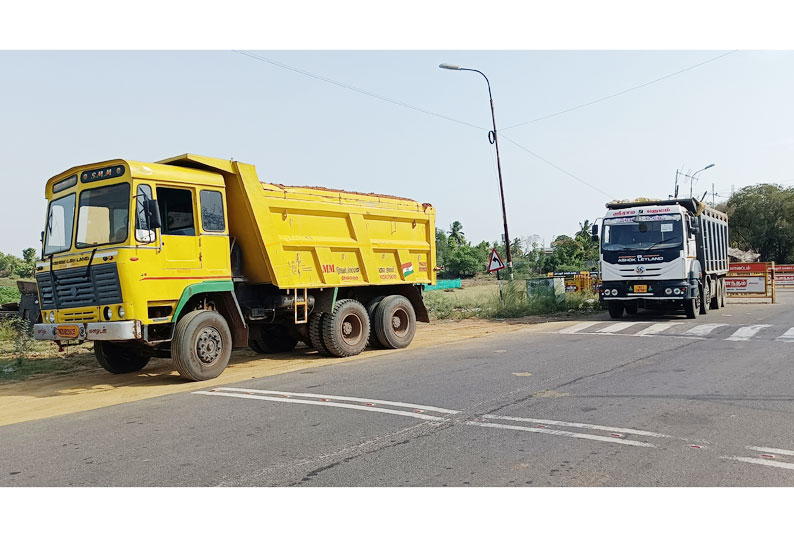 Fine for 20 lorries carrying heavy loads | அதிக பாரம் ஏற்றி வந்த 20 ...