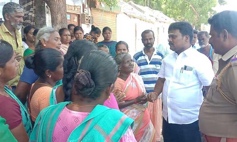 road mariyal | நகராட்சி பணியாளர்களை கண்டித்து சாலை மறியல்