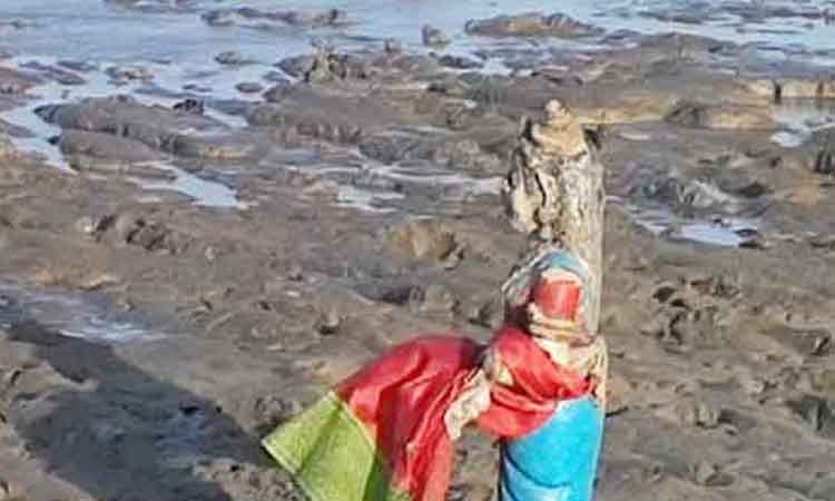 Goddess statue lying on Vedaranyam beach | வேதாரண்யம் கடற்கரையில் ...