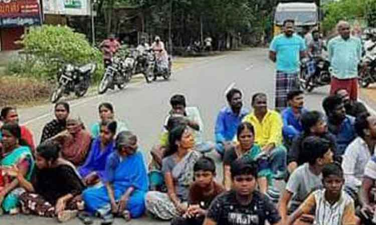 people protest against power cut | மின்தடையை கண்டித்து பொதுமக்கள் சாலை ...