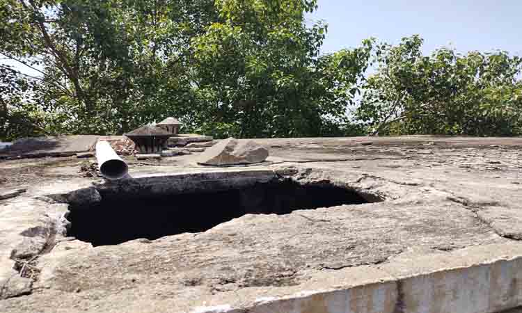 The drinking water tank in use is in an unclean condition ...