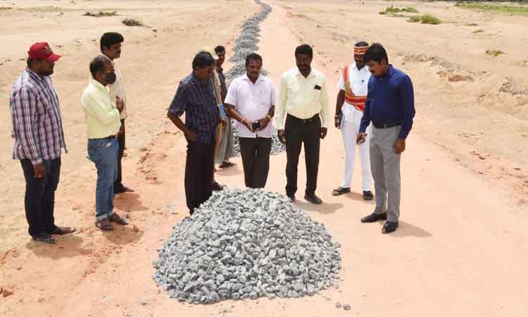 Construction of a temporary causeway across the river | கோரையாற்றின் ...