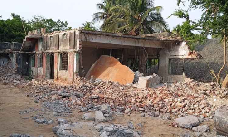 Demolition of a dilapidated community hall | பழுதடைந்த சமுதாய கூடத்தை ...