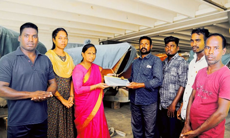 Piper boats for 12 fisher families | 12 மீனவ குடும்பங்களுக்கு பைபர் படகுகள்