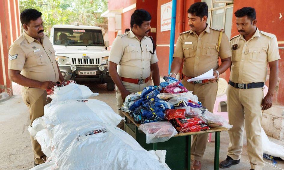 3 lakh rupees Gudka confiscated stashed in the hotel | ஓட்டலில் பதுக்கி ...