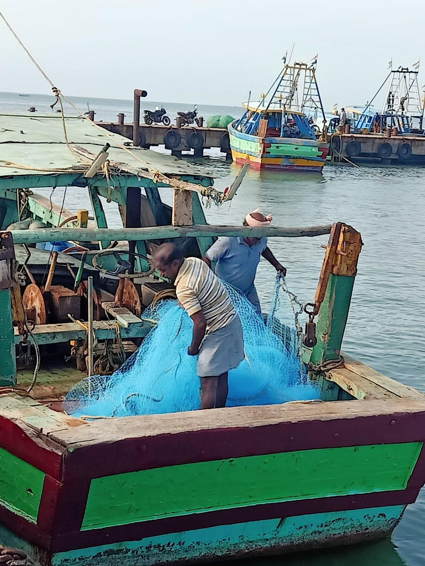 fishers get ready to go fishing | தஞ்சை மாவட்ட மீனவர்கள், கடலுக்கு ...