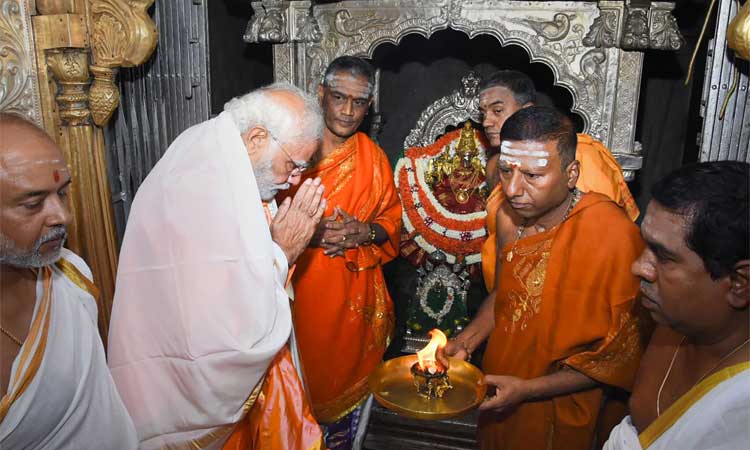 Prime Minister Modi Sami Darshan at the Chamundeeswari Amman Temple in ...