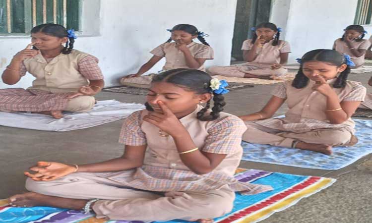 Yoga training for students at Kayathar School | கயத்தாறு பள்ளியில் மாணவ ...