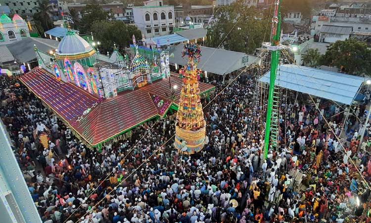 The Chandanakudu festival was held in Ervadi Dargah | ஏர்வாடி தர்காவில் ...