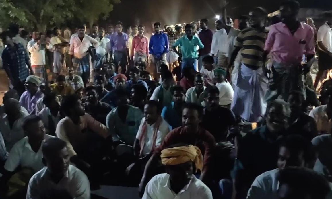 Kuthalam Regulated Sales Hall besieged by farmers | குத்தாலம் ...