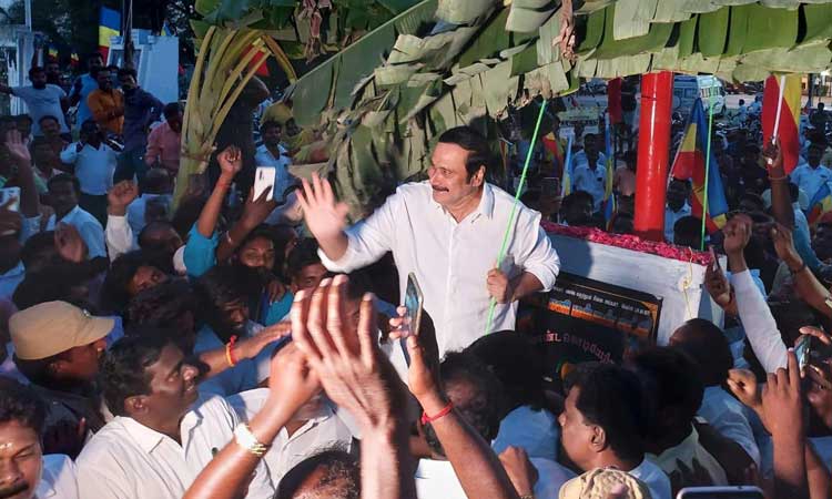PMK. Anbumani Ramadas carrying the flag | பா.ம.க. கொடி ஏற்றிய அன்புமணி ...