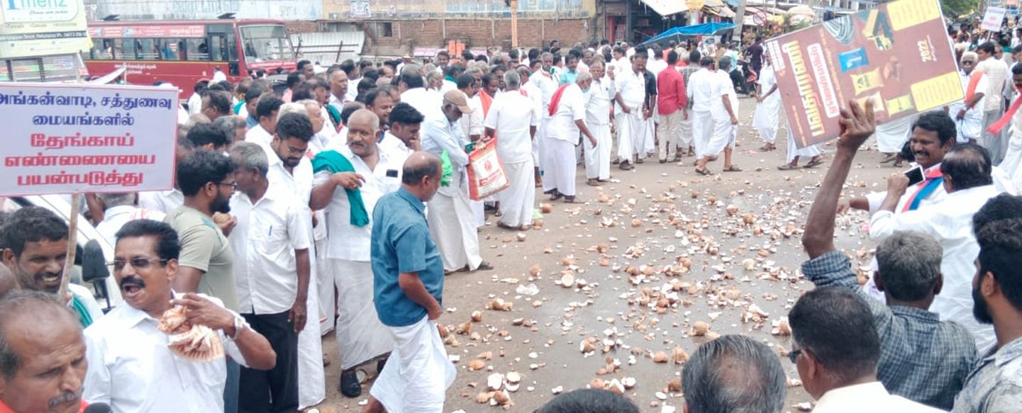 coconut farmers protest | தேங்காய்களை உடைத்து தென்னை விவசாயிகள் போராட்டம்