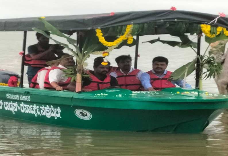 Boat ride on Tunga Dam Raghavendra M.P. started it | துங்கா அணையில் ...