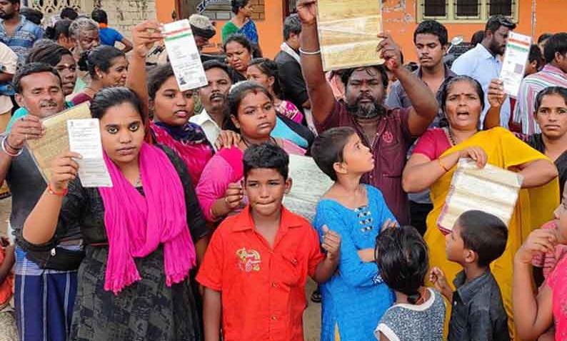 Villagers came to hand over ration cards | ரேஷன் கார்டுகளை ஒப்படைக்க ...