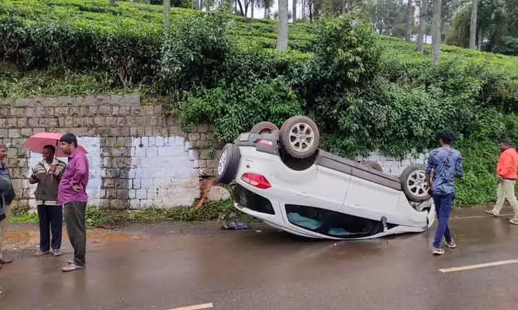 Accident at Kotagiri: The car hit the rock and overturned 4 people ...