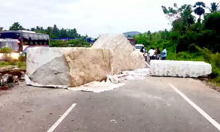 Overturned lorry with granite stones | கிரானைட் கற்களுடன் கவிழ்ந்த லாரி