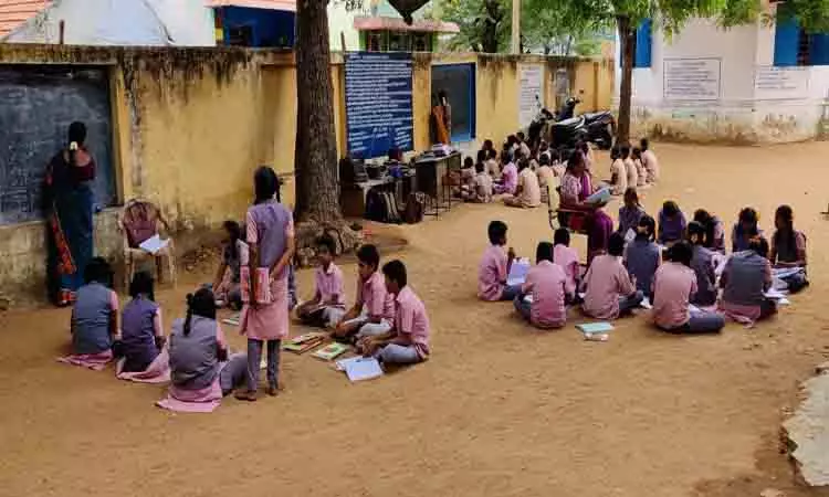 Government school students studying sitting on the floor | தரையில் ...