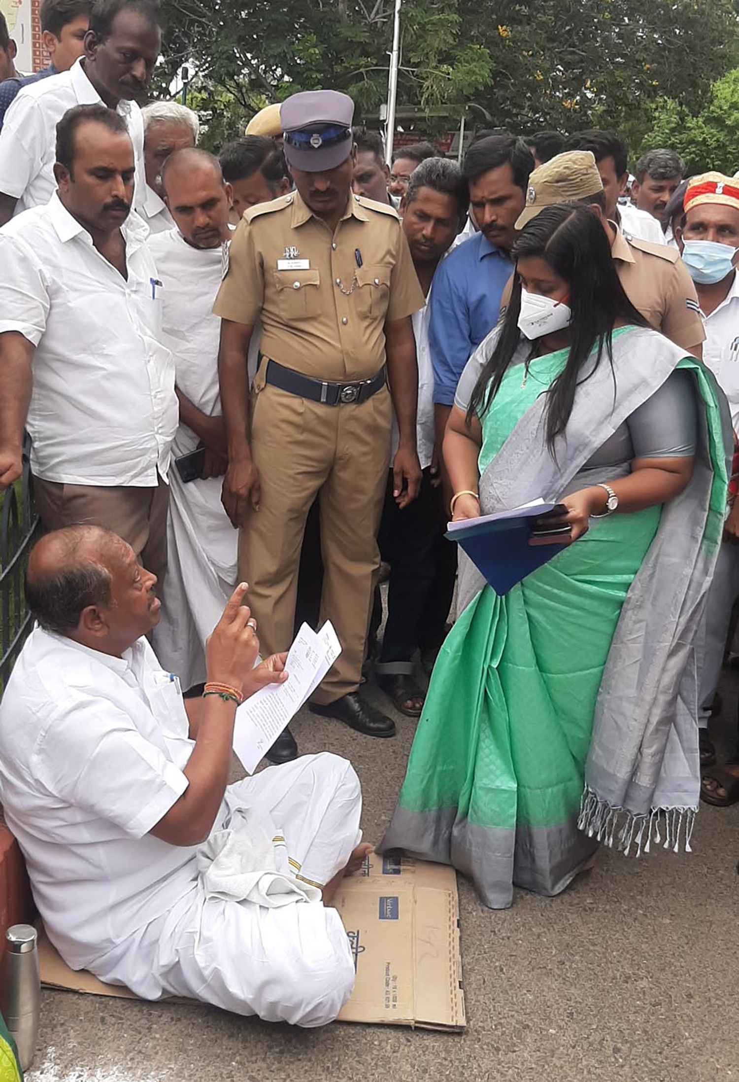 namakal m.p. | நாமக்கல் கலெக்டர் அலுவலகத்தில் சின்ராஜ் எம்.பி. திடீர் ...
