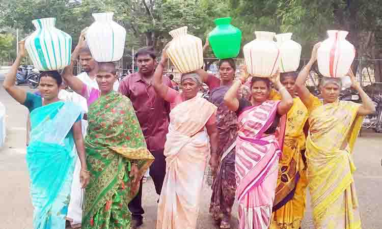 Women besieged the Perambalur Collector's office with empty jugs ...