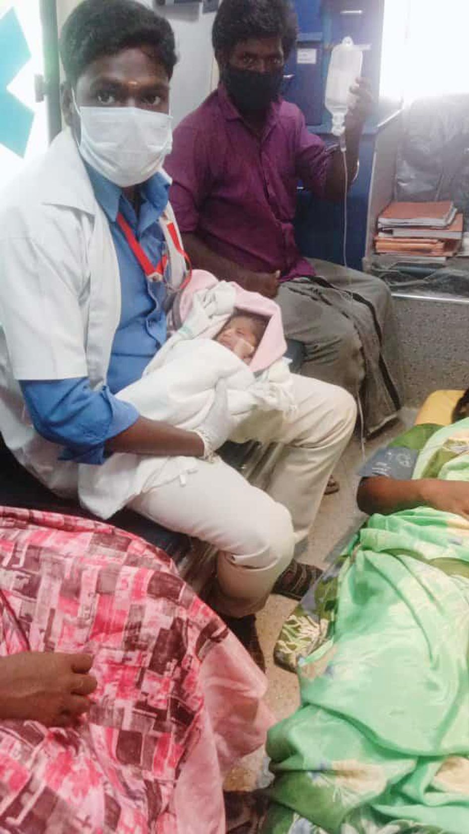 baby birth in ambulance | ஆம்புலன்சில் பெண்ணுக்கு பிரசவம்