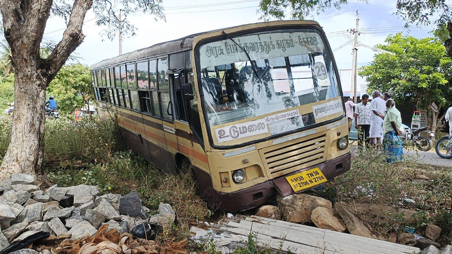 govt bus hit on small rock | சாலையோர கற்குவியலில் மோதிய பஸ்
