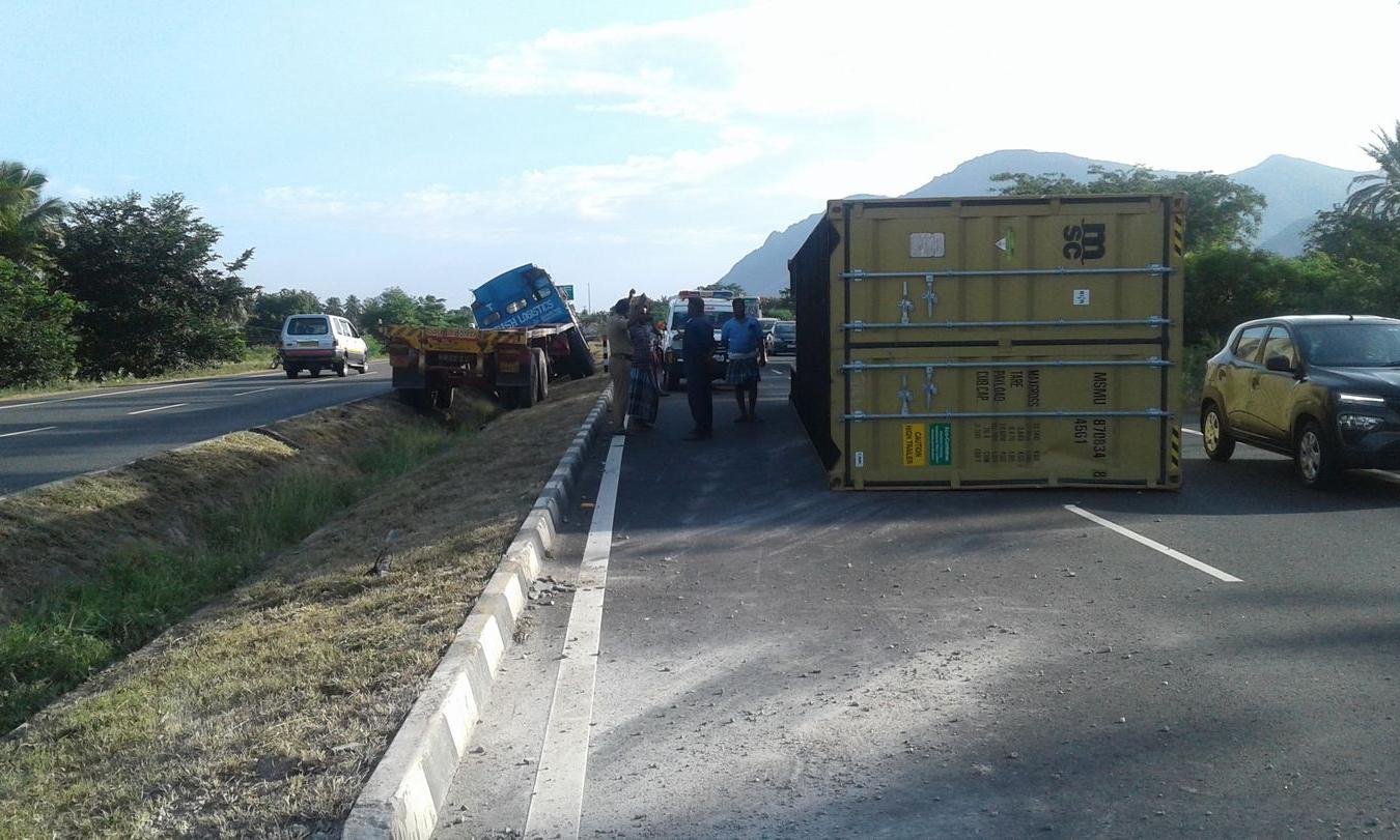 Container lorry overturned accident | கன்டெய்னர் லாரி கவிழ்ந்து விபத்து
