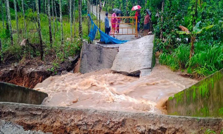 Road cut off due to bridge collapse | பாலம் உடைந்து விழுந்ததால் சாலை ...