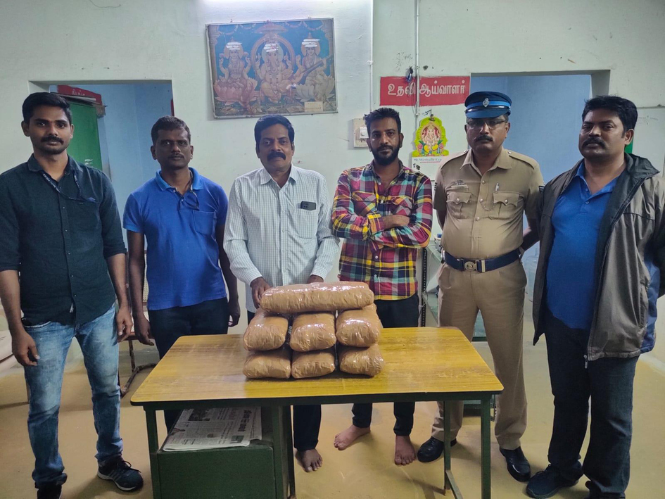 15 kg kanja seized | ரெயிலில் பனியன் வியாபாரியிடம் 15 கிலோ கஞ்சா பறிமுதல்