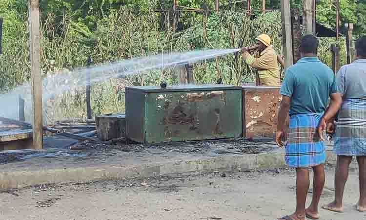 6 meat shops gutted in fire | 6 இறைச்சி கடைகள் தீயில் எரிந்து நாசம்
