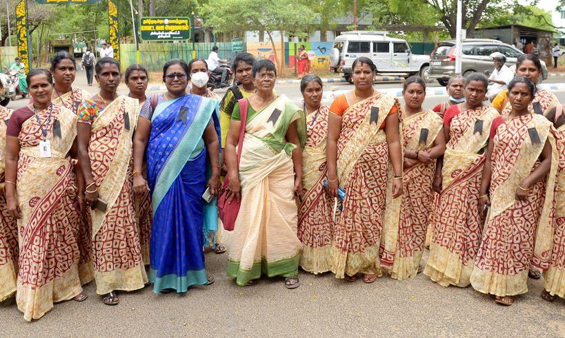 Asha Health Scheme employees who gave the petition wearing black badges ...