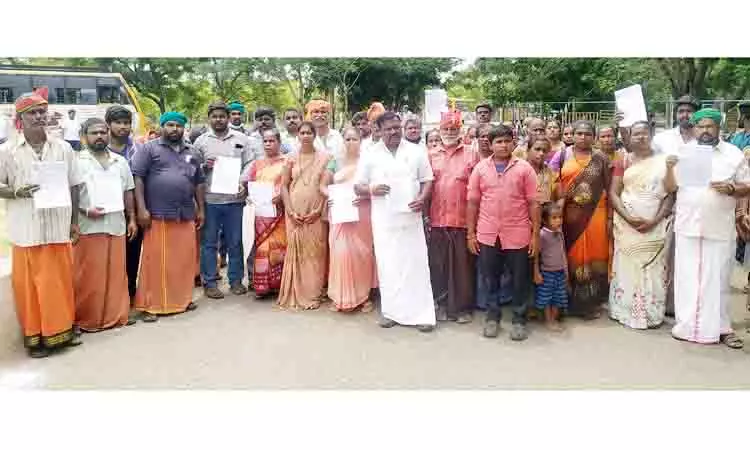 Perambalur collector's office besieged by people of Narikkuvar tribe ...