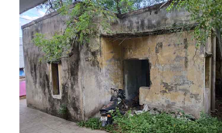 Government building in a state of collapse | இடிந்து விழும் நிலையில் ...