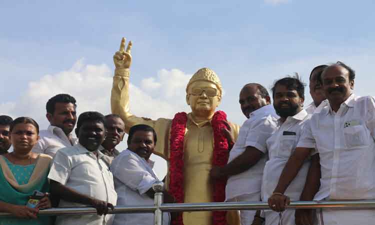 ADMK members garlanded MGR statue and celebrated | எம்.ஜி.ஆர். சிலைக்கு ...