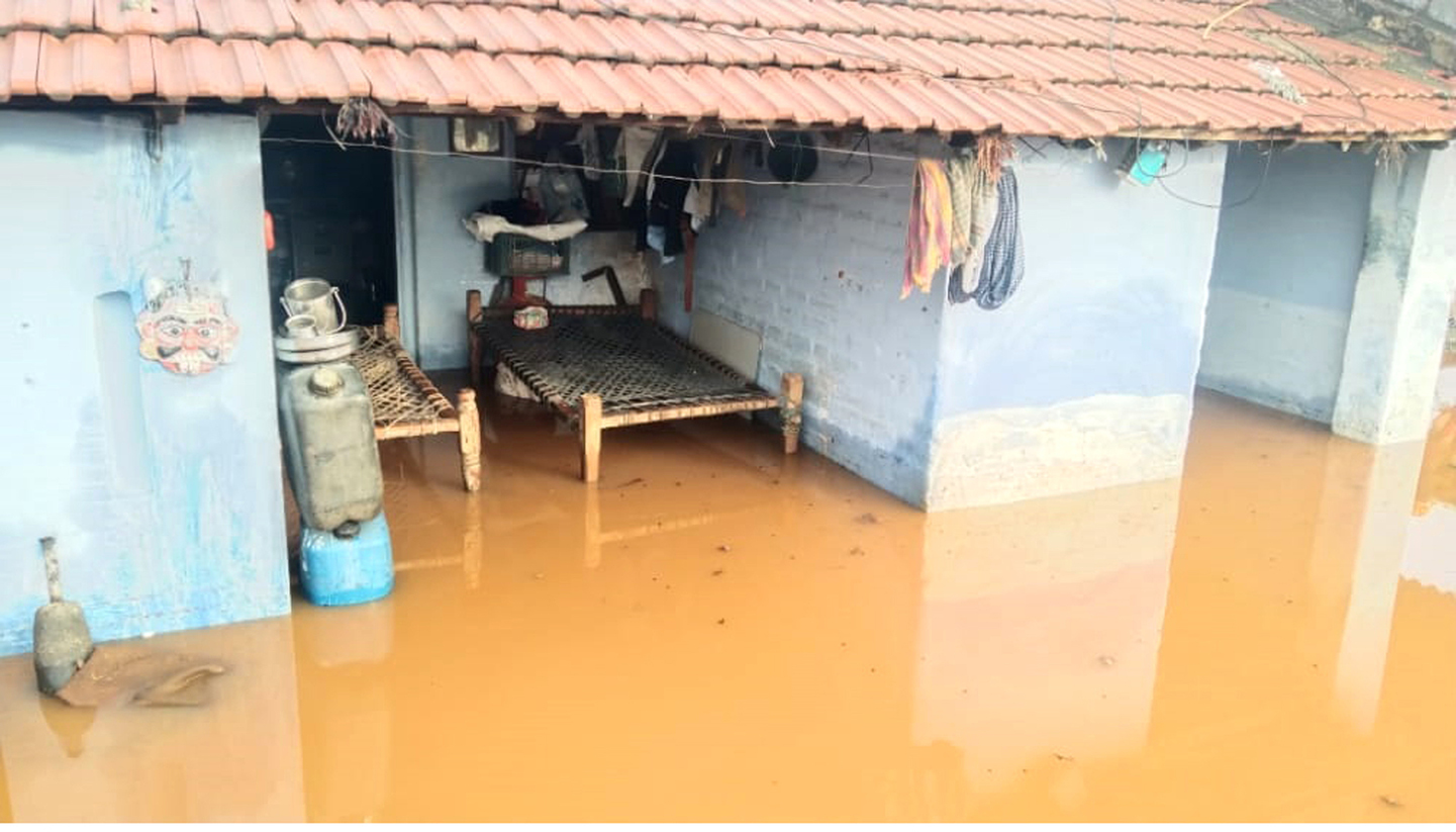 Heavy rain lashed the district | மாவட்டத்தில் கனமழை கொட்டி தீர்த்தது