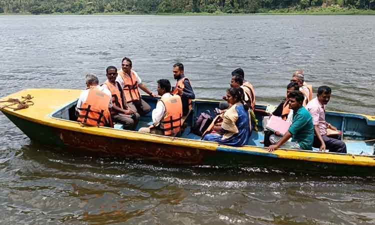 Collector Akash inspects Kundaru Dam by boat | குண்டாறு அணையில் படகில் ...
