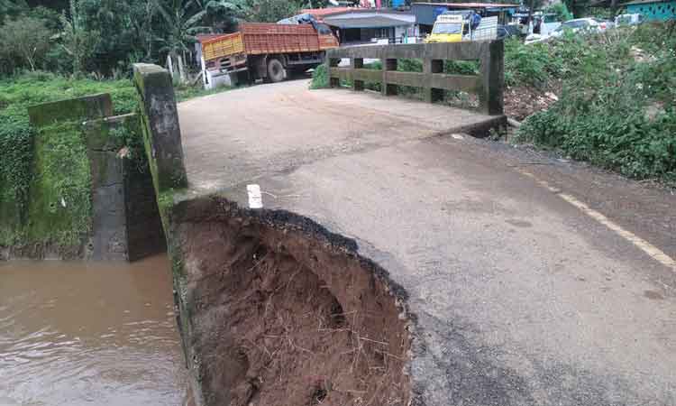 There is a risk of the bridge breaking and the road being cut off ...