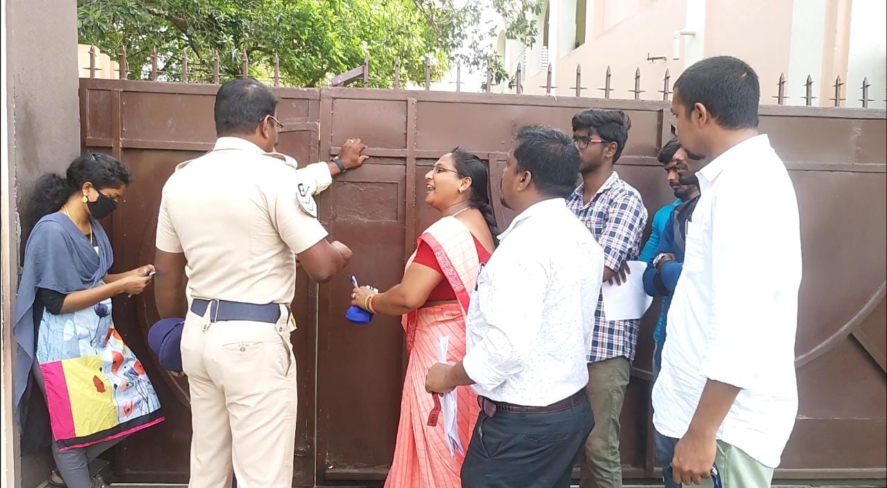 Candidates argue with police | போலீசாருடன் தேர்வர்கள் வாக்குவாதம்