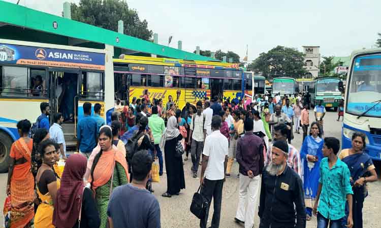 Passengers gathered at the bus station | பஸ் நிலையத்தில் திரண்ட பயணிகள்