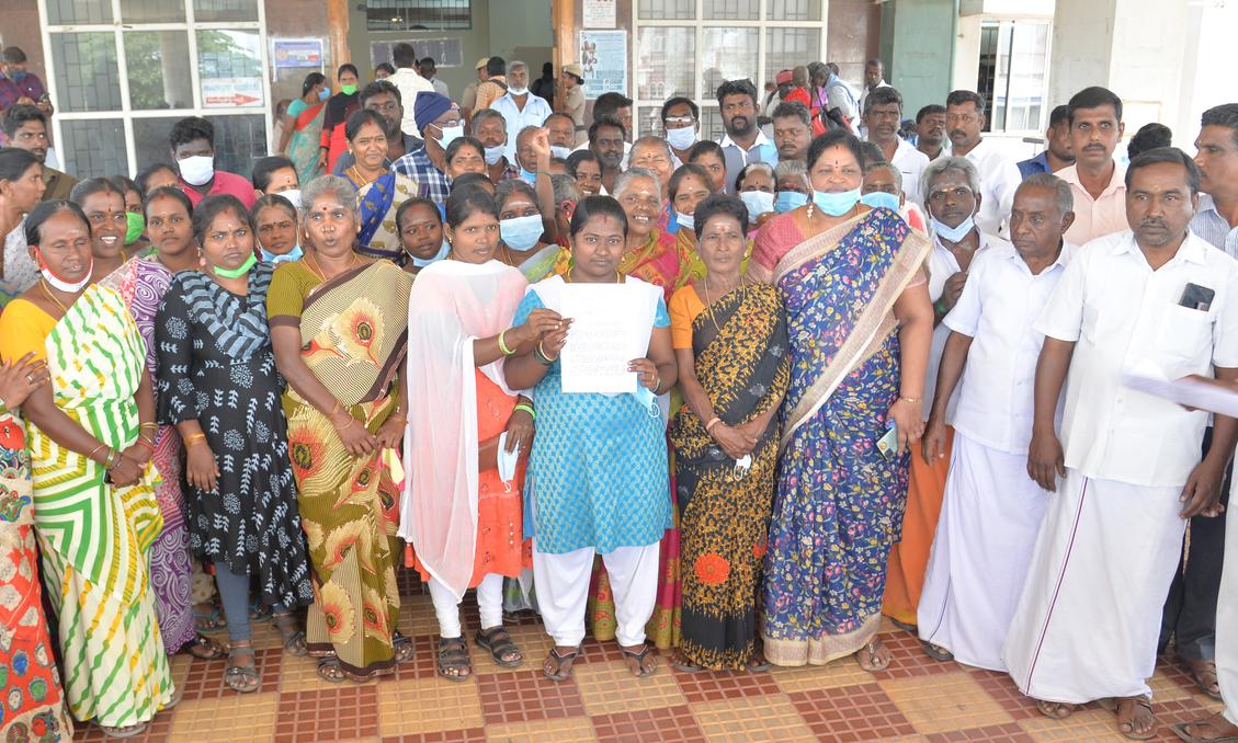 pettion | மயானம் அமைக்க எதிர்ப்பு தெரிவித்து பொதுமக்கள் கலெக்டர் ...