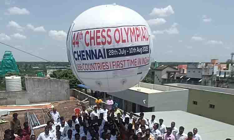Giant balloon on Chess Olympiad in Alangudi | ஆலங்குடியில் செஸ் ...