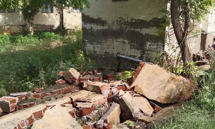 School perimeter wall collapsed due to rain | மழையால் இடிந்து விழுந்த ...