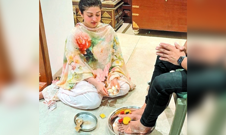 Pranitha performed foot puja for her husband | கணவருக்கு பாத பூஜை செய்த ...
