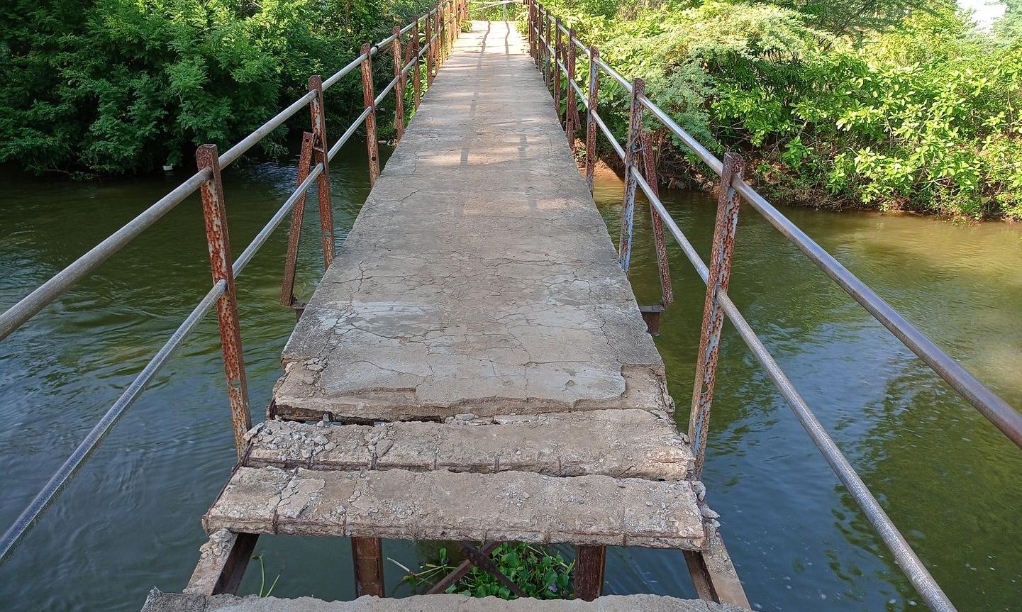 people demand to rebuild bridge | வடபாதிமங்கலம் அருகே வெண்ணாற்றில் ...