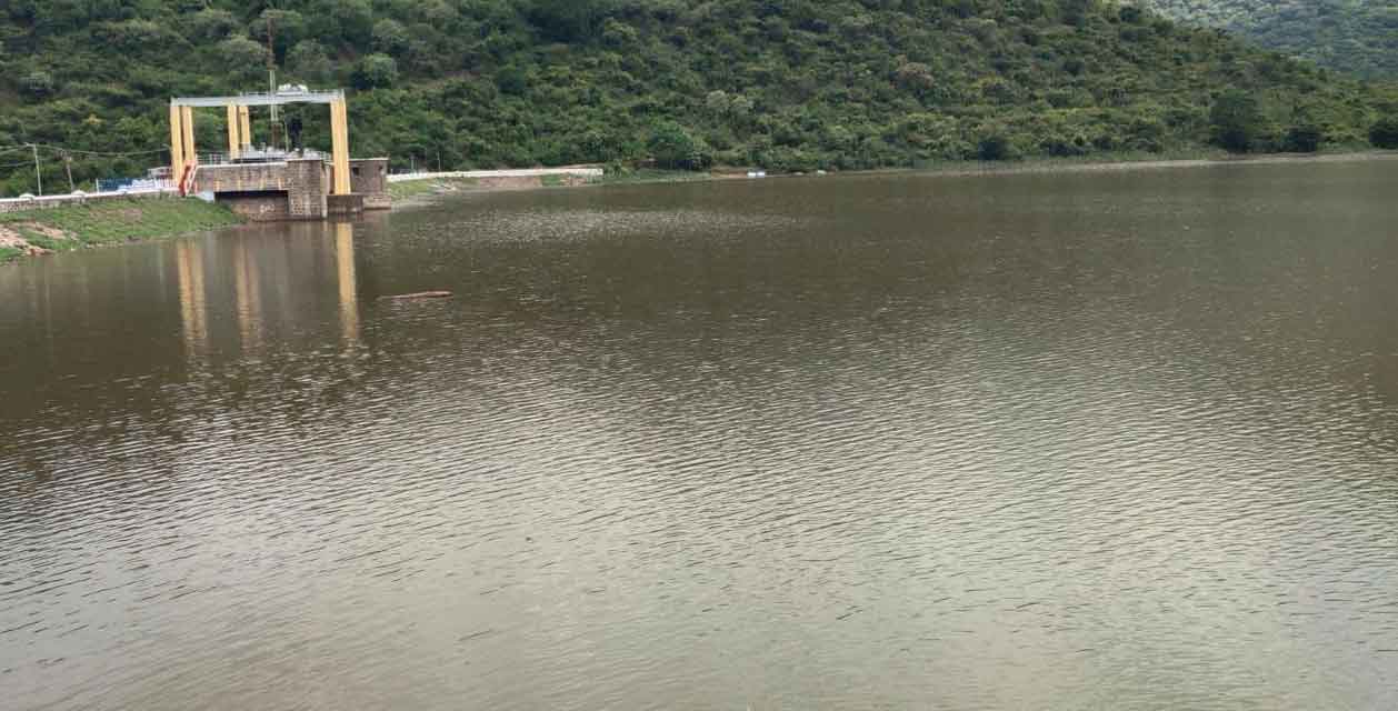 The overflowing Marudhanadi dam | நிரம்பி வழியும் மருதாநதி அணை