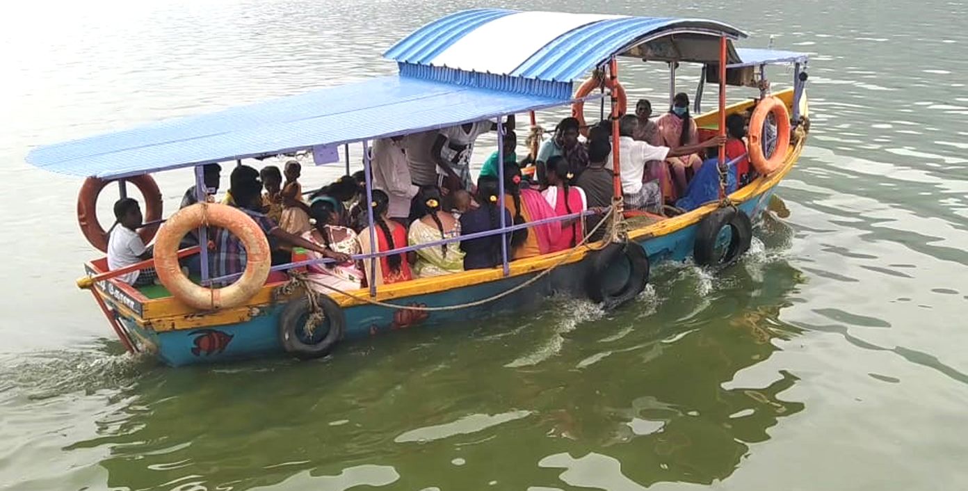 Tourists thronged the Poolampatti ferry dock | பூலாம்பட்டி படகுதுறையில் ...
