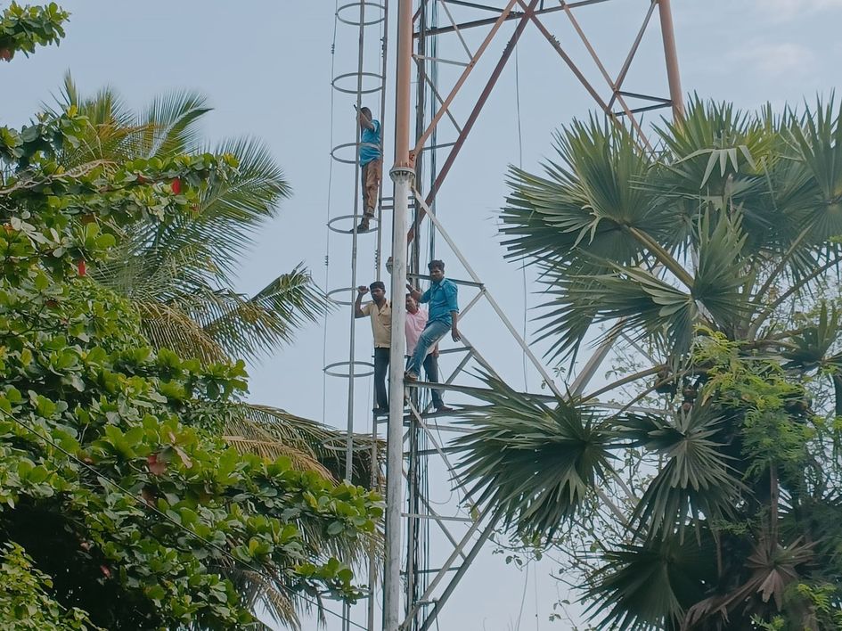 Cell phone towers, workers protest by climbing trees | செல்போன் கோபுரம் ...