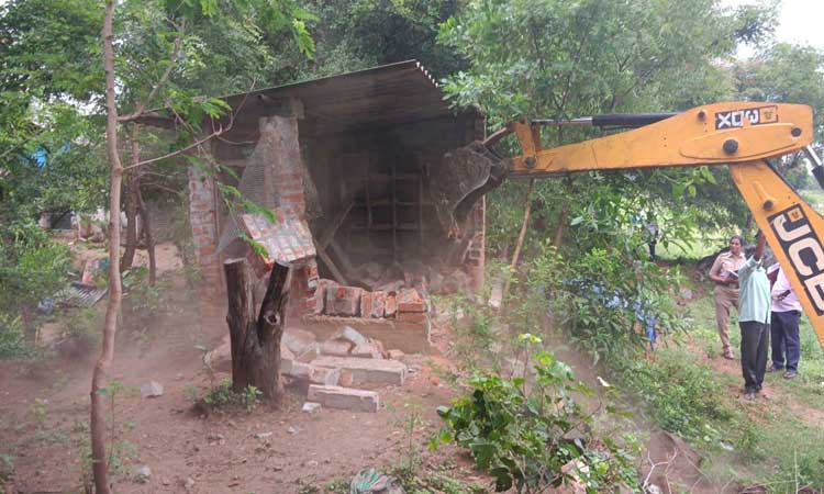 Removal of lake encroachment | ஏரி ஆக்கிரமிப்பு அகற்றம்